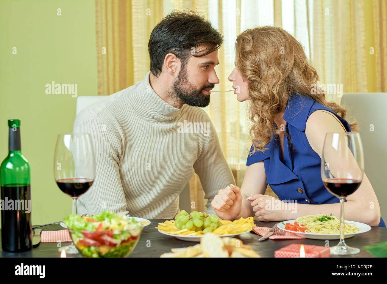 Romantic couple eating spaghetti Stock Photo - Alamy