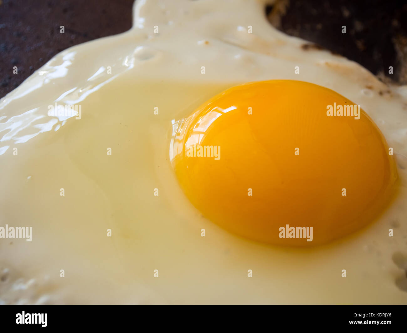 A fried egg being cooked Stock Photo - Alamy