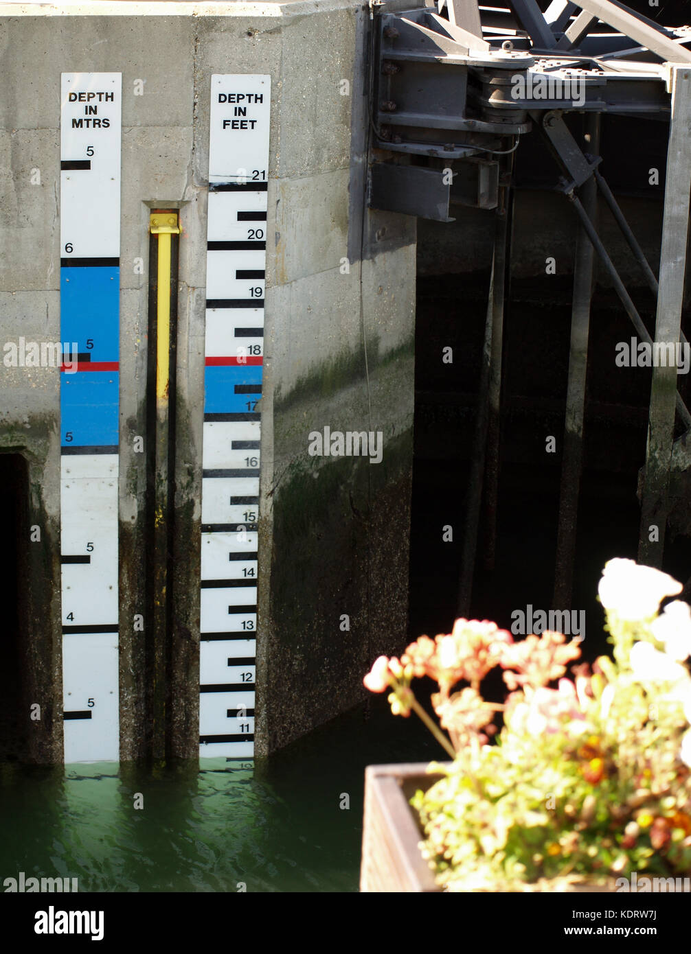 Yacht marina lock gates hi-res stock photography and images - Alamy