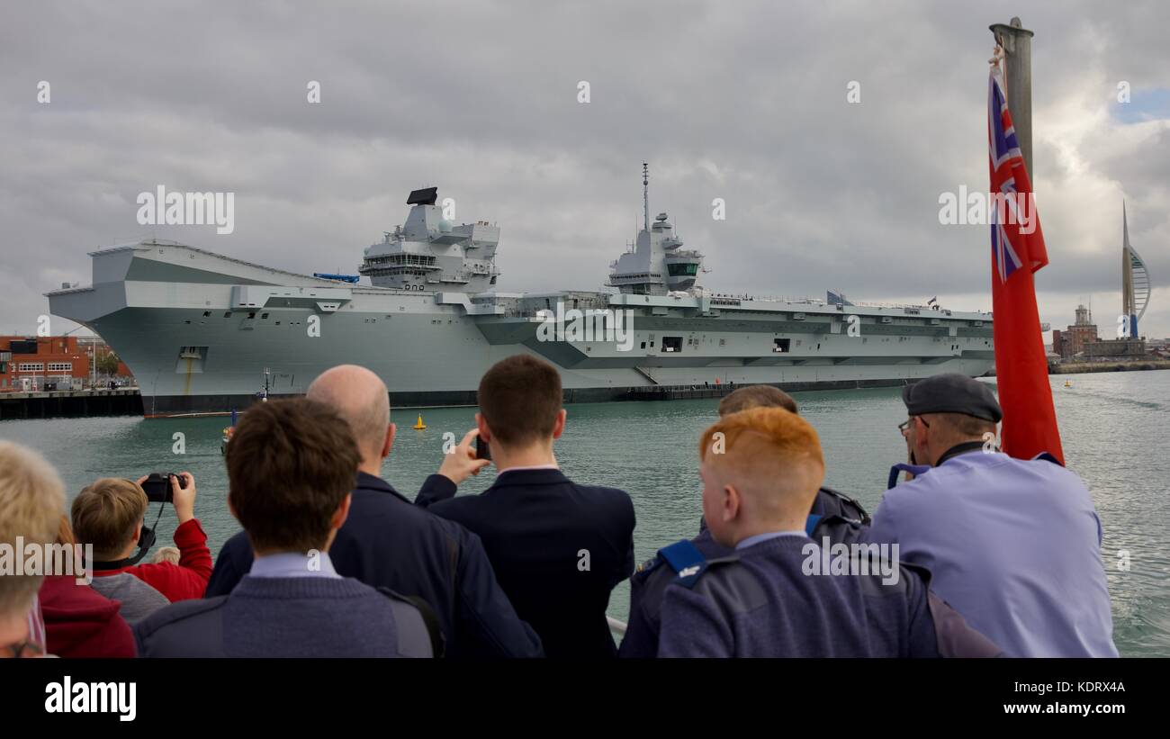 People taking photos of the Royal Navy flagship HMS Queen Elizabeth at ...