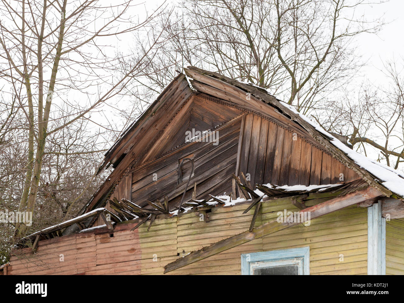 Photo of broken log hi-res stock photography and images - Alamy