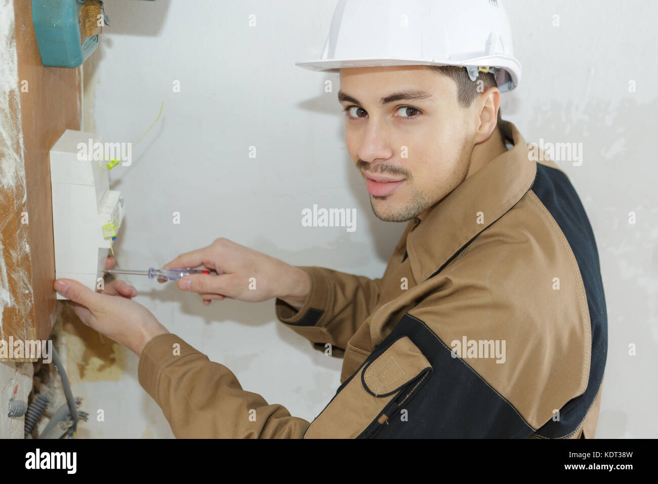 Portrait of electrician using screwdriver Stock Photo - Alamy
