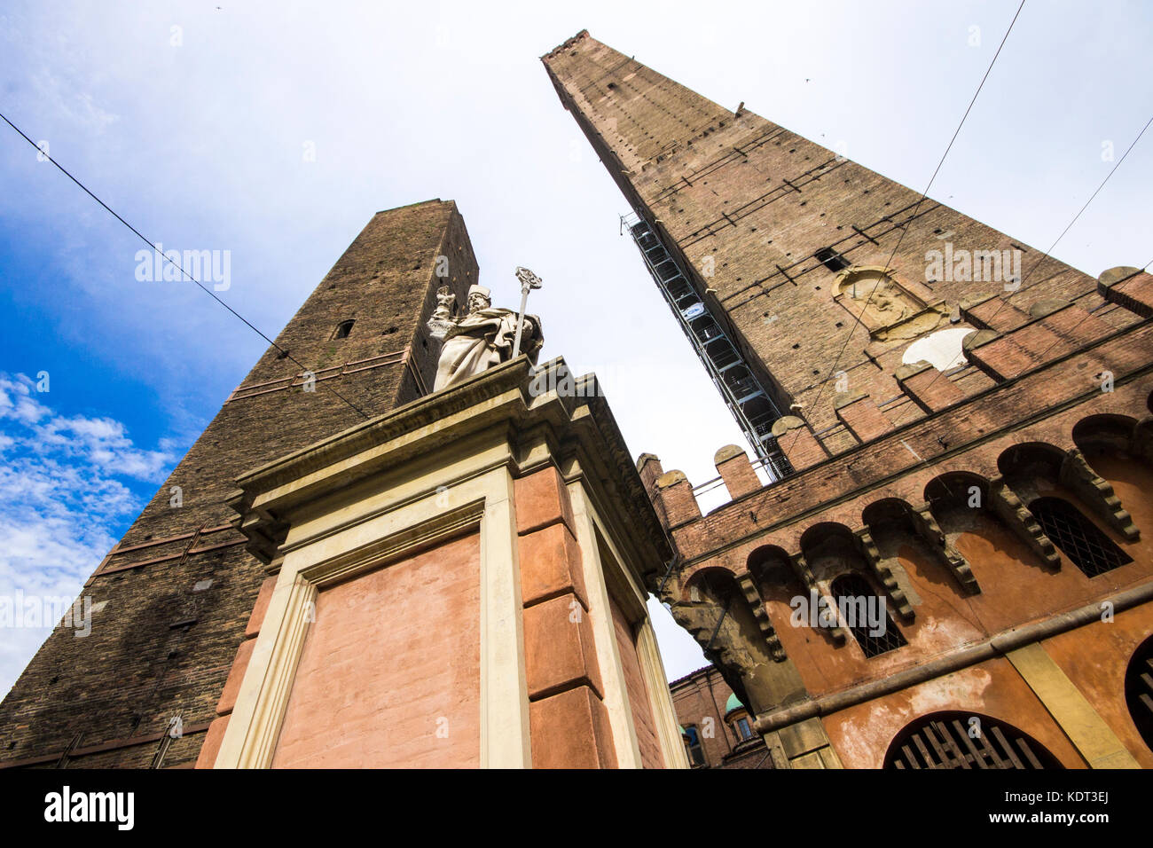 The two leaning towers of Bologna, Asinelli and Garisenda, le due torri ...