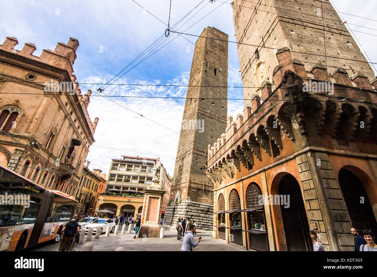 The two leaning towers of Bologna, Asinelli and Garisenda, le due torri ...