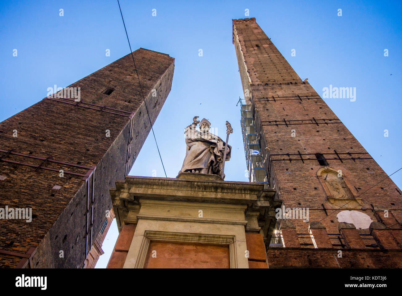 The two leaning towers of Bologna, Asinelli and Garisenda, le due torri ...
