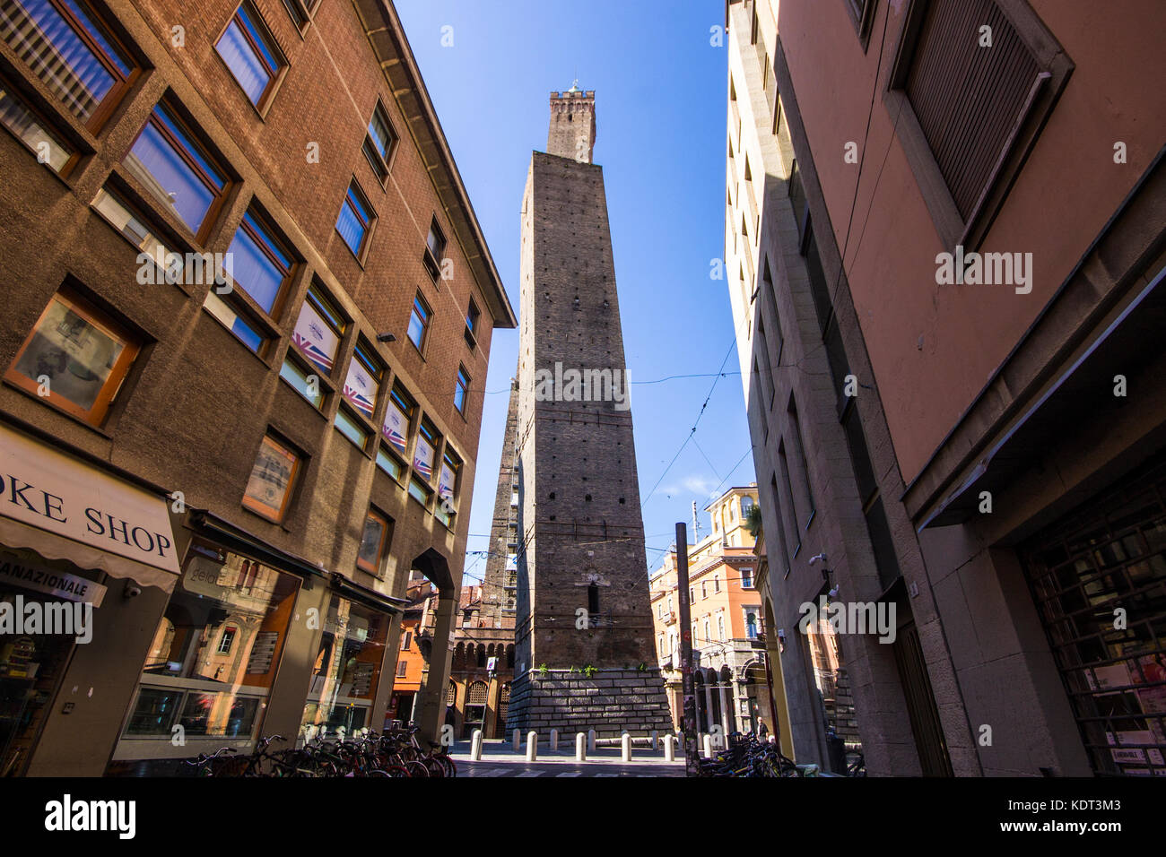 The two leaning towers of Bologna, Asinelli and Garisenda, le due torri ...
