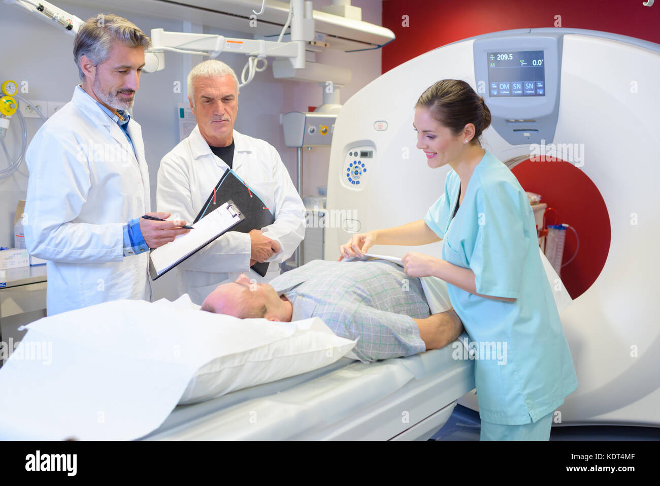 doctors and patient in the MRI room Stock Photo - Alamy