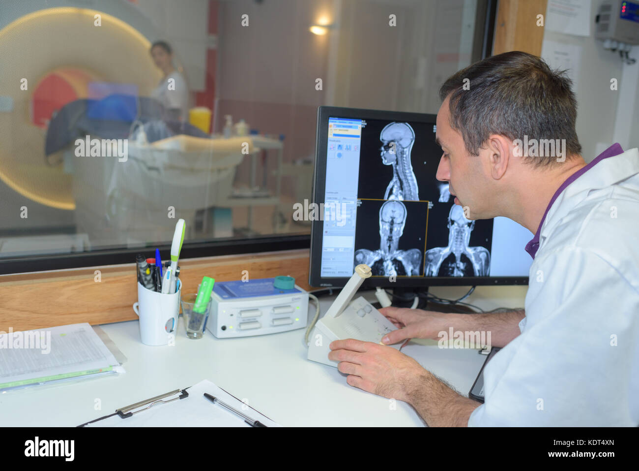doctor with medical looking at screen of mri machine Stock Photo - Alamy