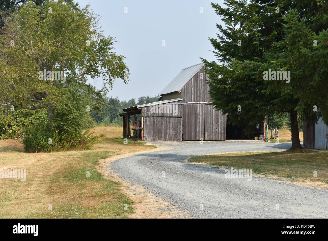 Rural barn driveway hi-res stock photography and images - Alamy