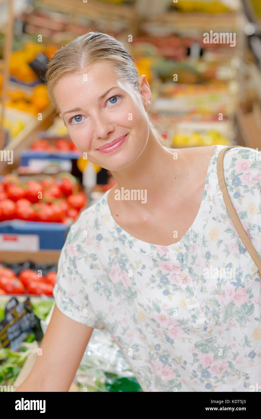 Woman doing her weekly shop Stock Photo - Alamy