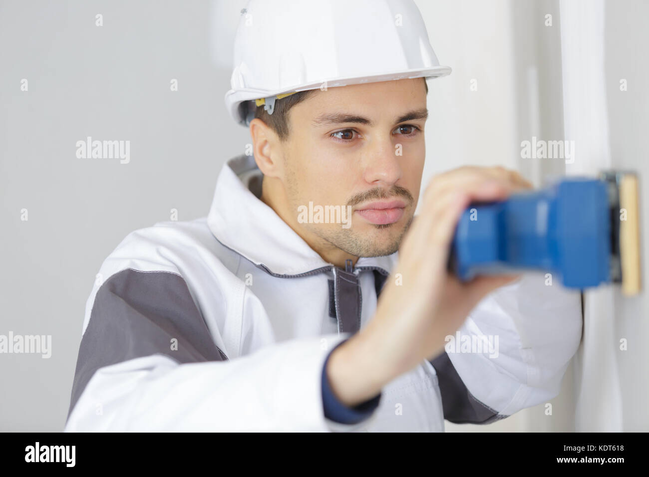Male builder sanding wall hi-res stock photography and images - Alamy