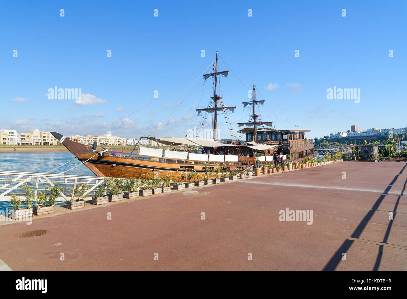 Le dhow hi-res stock photography and images - Alamy
