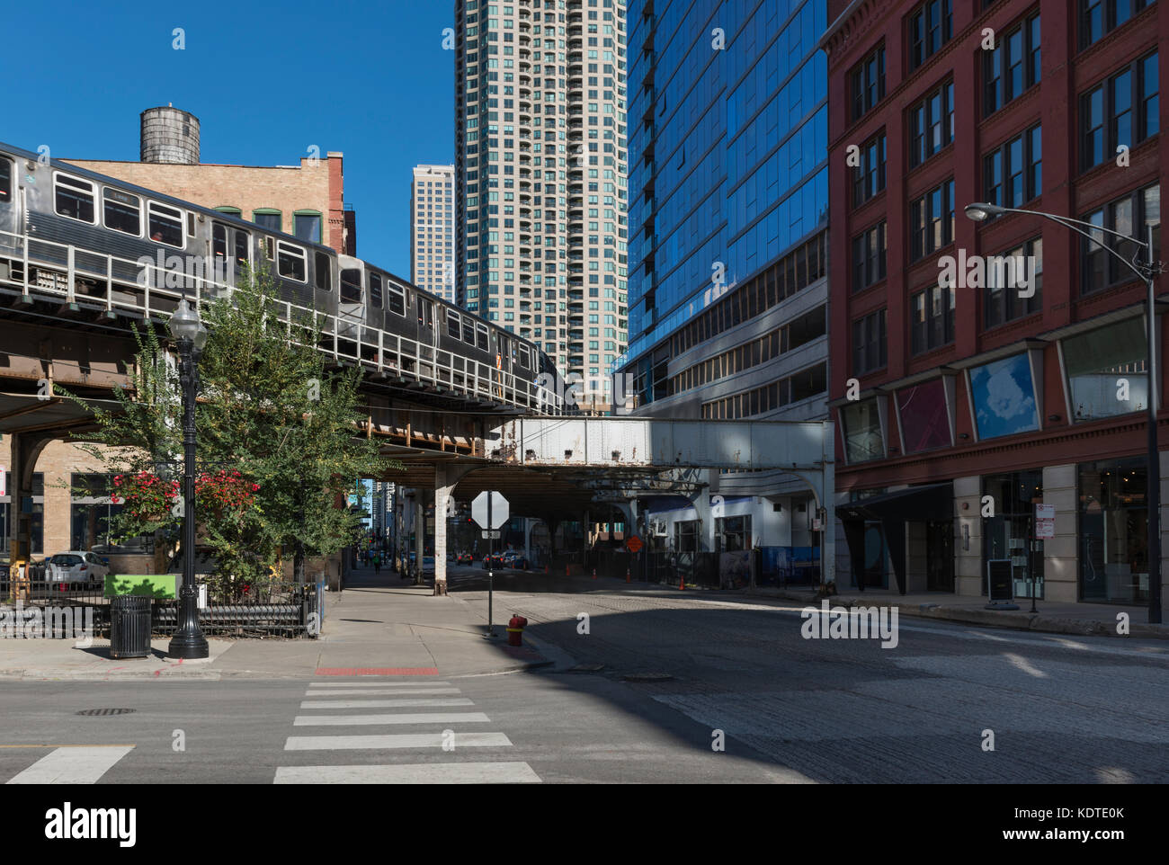 Chicago eL train on its way downtown Stock Photo - Alamy