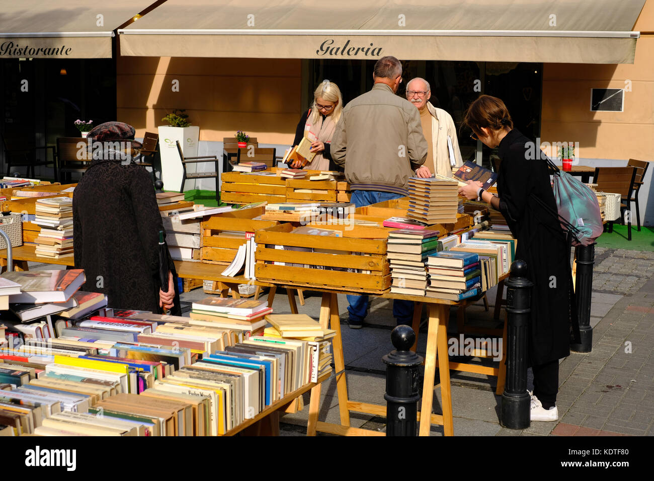 Second hand book stall hi-res stock photography and images - Alamy