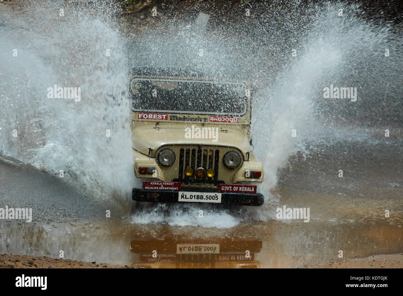 jeep speeding through the water Stock Photo - Alamy