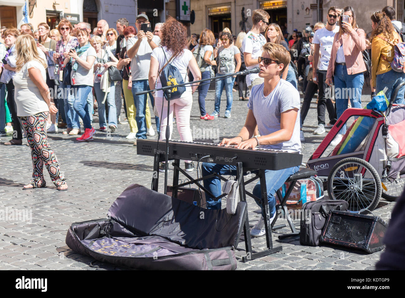 Busker playing to tourists in the Piazza della Rotunda, Rome, Italy ...