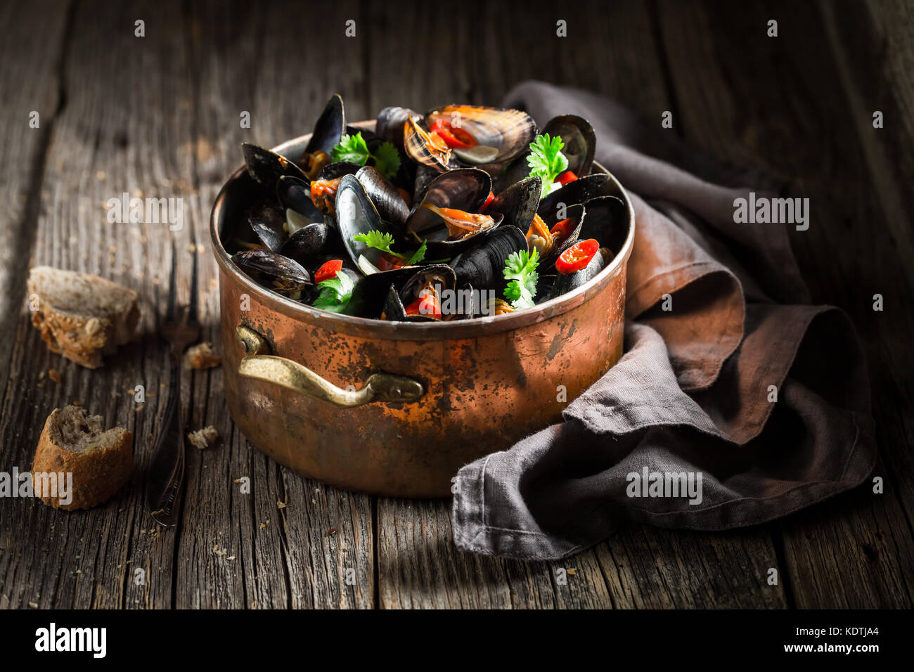 Enjoy your mussels served with wholemeal bread Stock Photo - Alamy