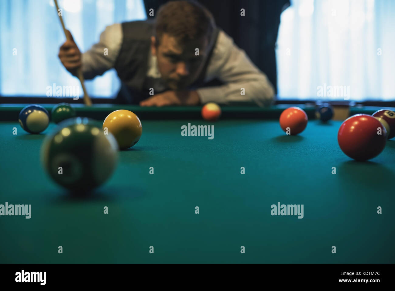 Guy playing pool hi-res stock photography and images - Alamy