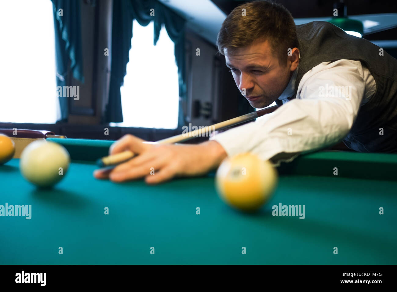 Guy playing pool hi-res stock photography and images - Alamy