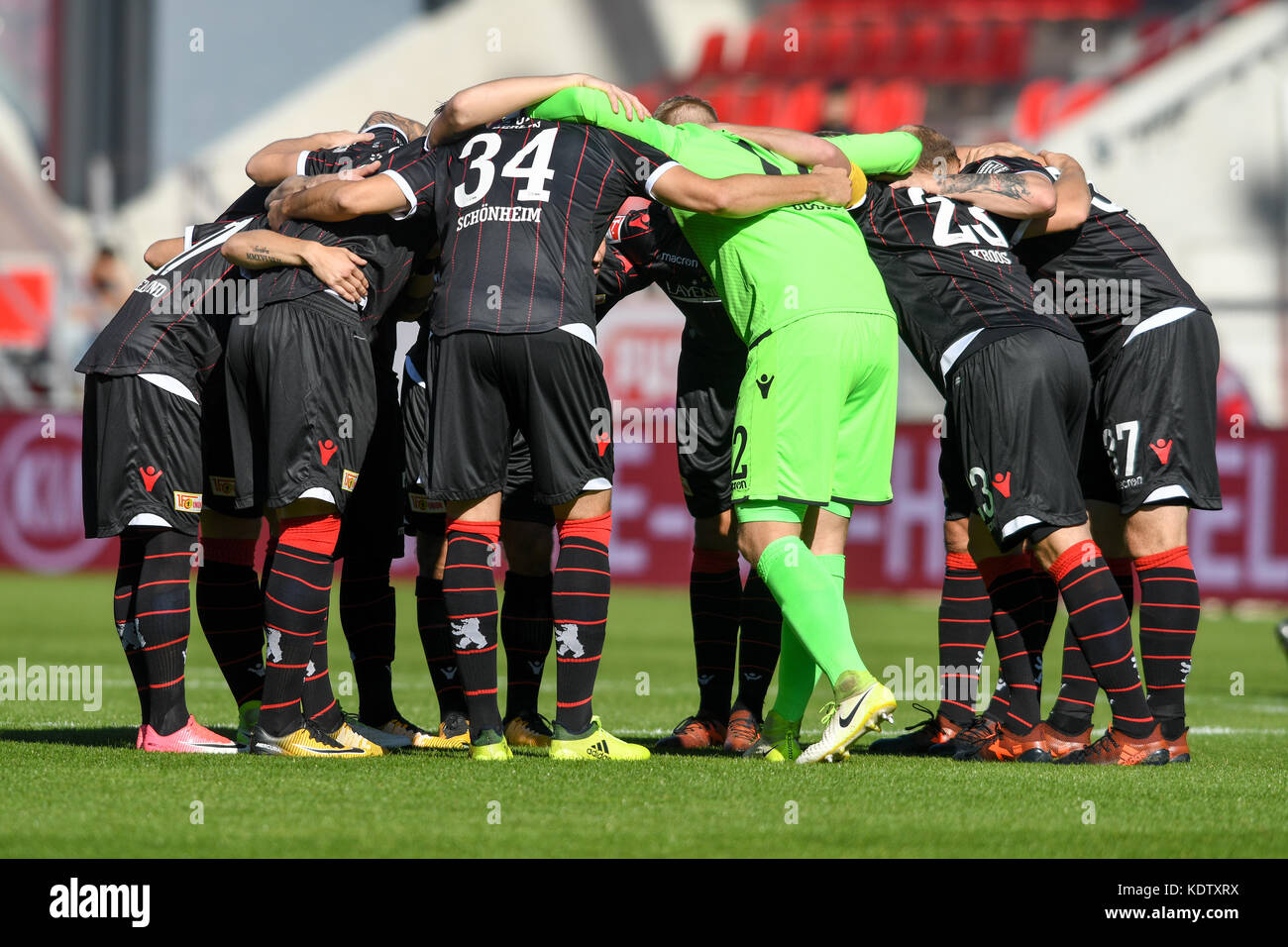 Regensburg, Germany. 15th Oct, 2017. The Berlin team huddles during the ...