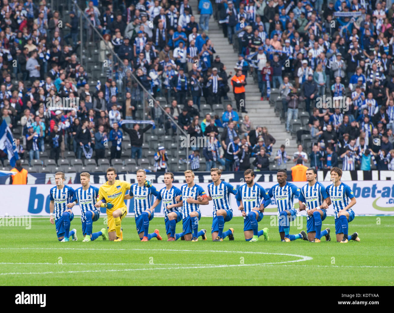 Linked arms protest hi-res stock photography and images - Alamy