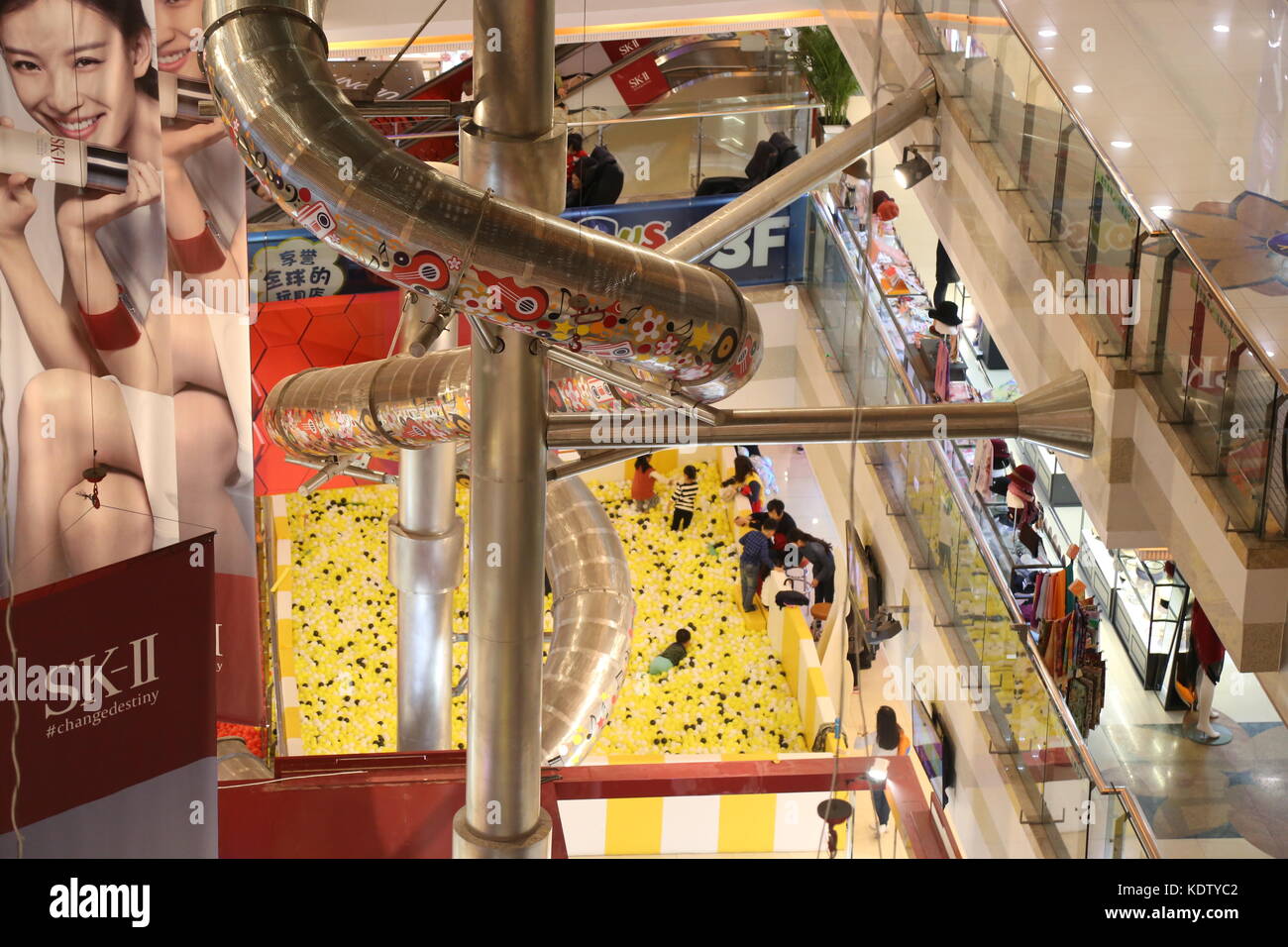 Shanghai, China. 16th Oct, 2017. (EDITORIAL USE ONLY. CHINA OUT).A ...