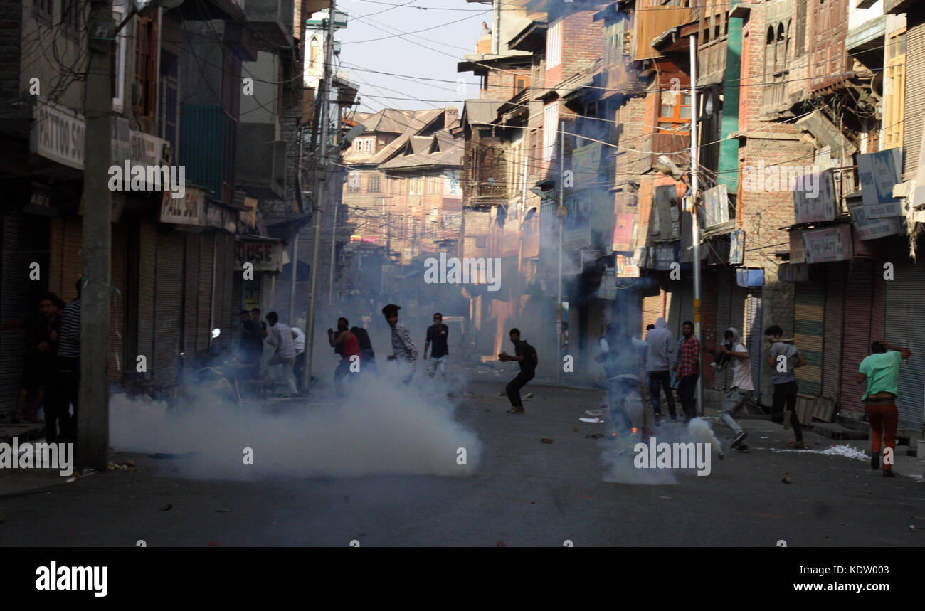 Shell exploded hi-res stock photography and images - Alamy