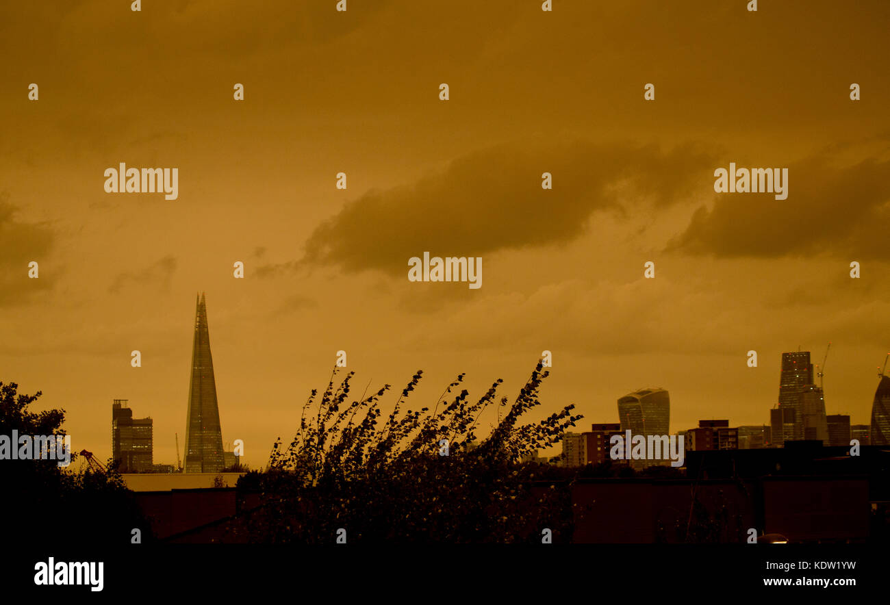 London, UK. 16th Oct, 2017. Yellow sky from Storm Ophelia in London ...