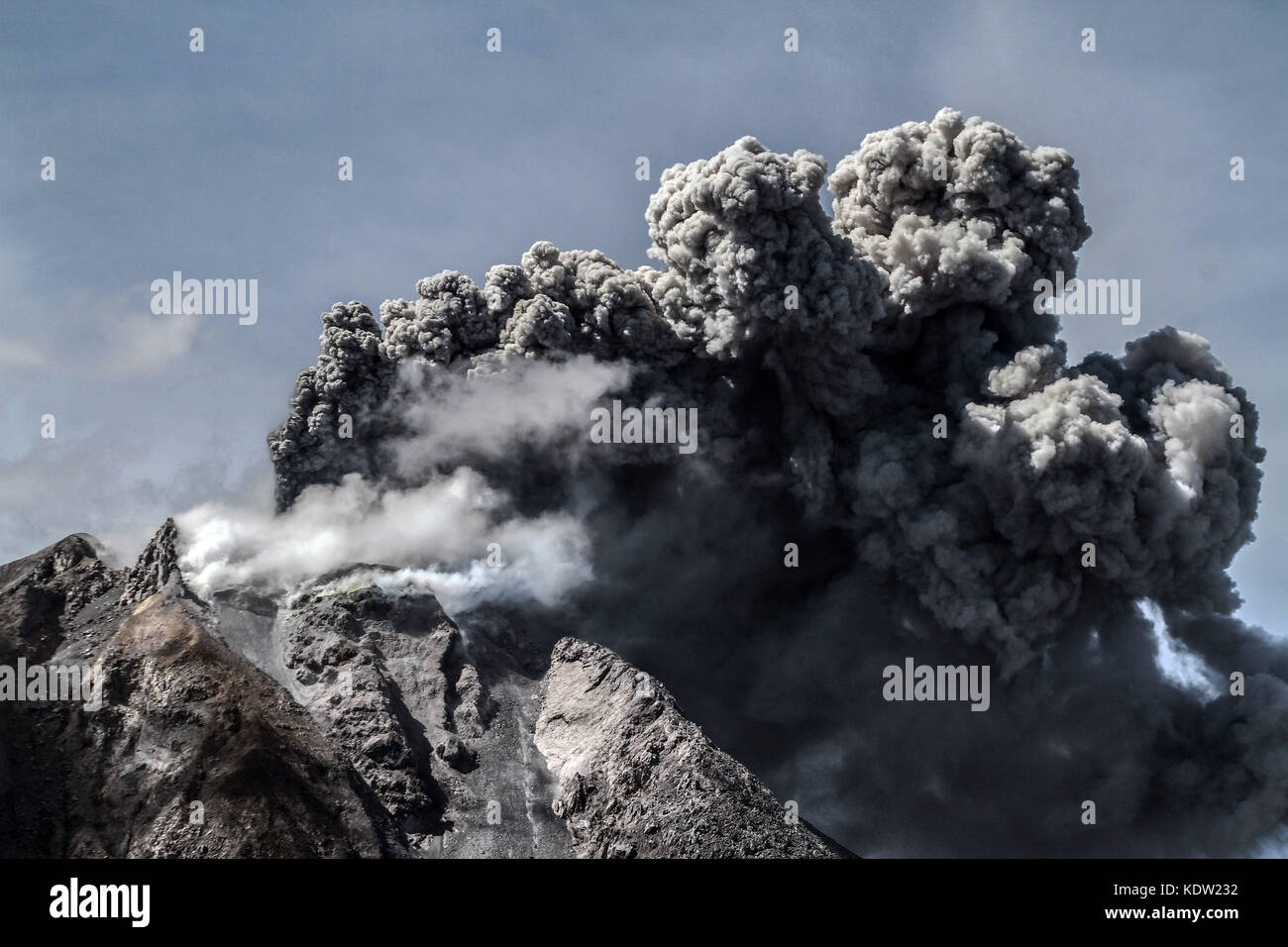 Karo, North Sumatra, Indonesia. 16th Oct, 2017. Mount Sinabung volcano ...