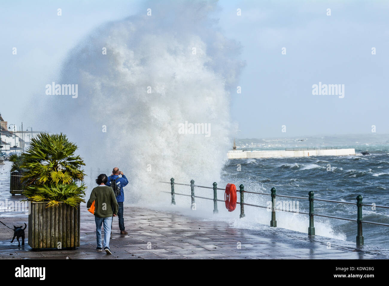 Penzance, Cornwall, UK. 16th Oct, 2017. UK Weather. The waves hitting ...