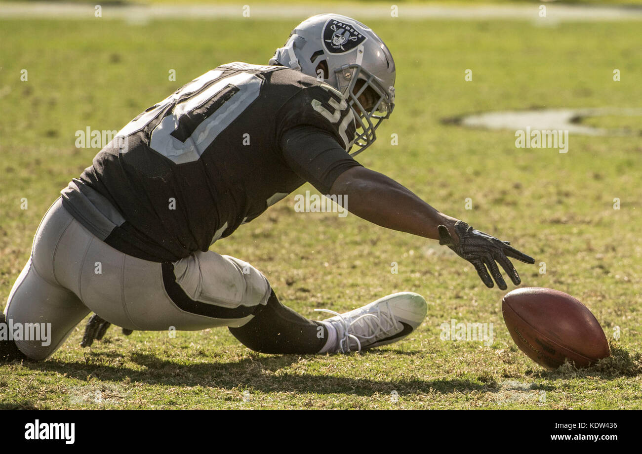 Oakland, California, USA. 15th Oct, 2017. Oakland Raiders running back ...