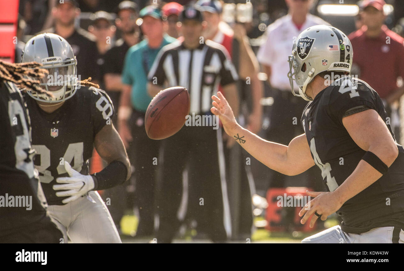 Oakland, California, USA. 15th Oct, 2017. Oakland Raiders quarterback ...