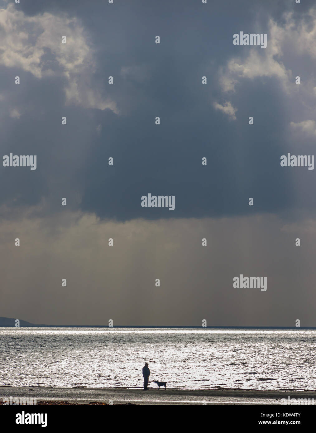 Troon, Scotland, UK. 16th October, 2017. UK Weather: A man walking his ...