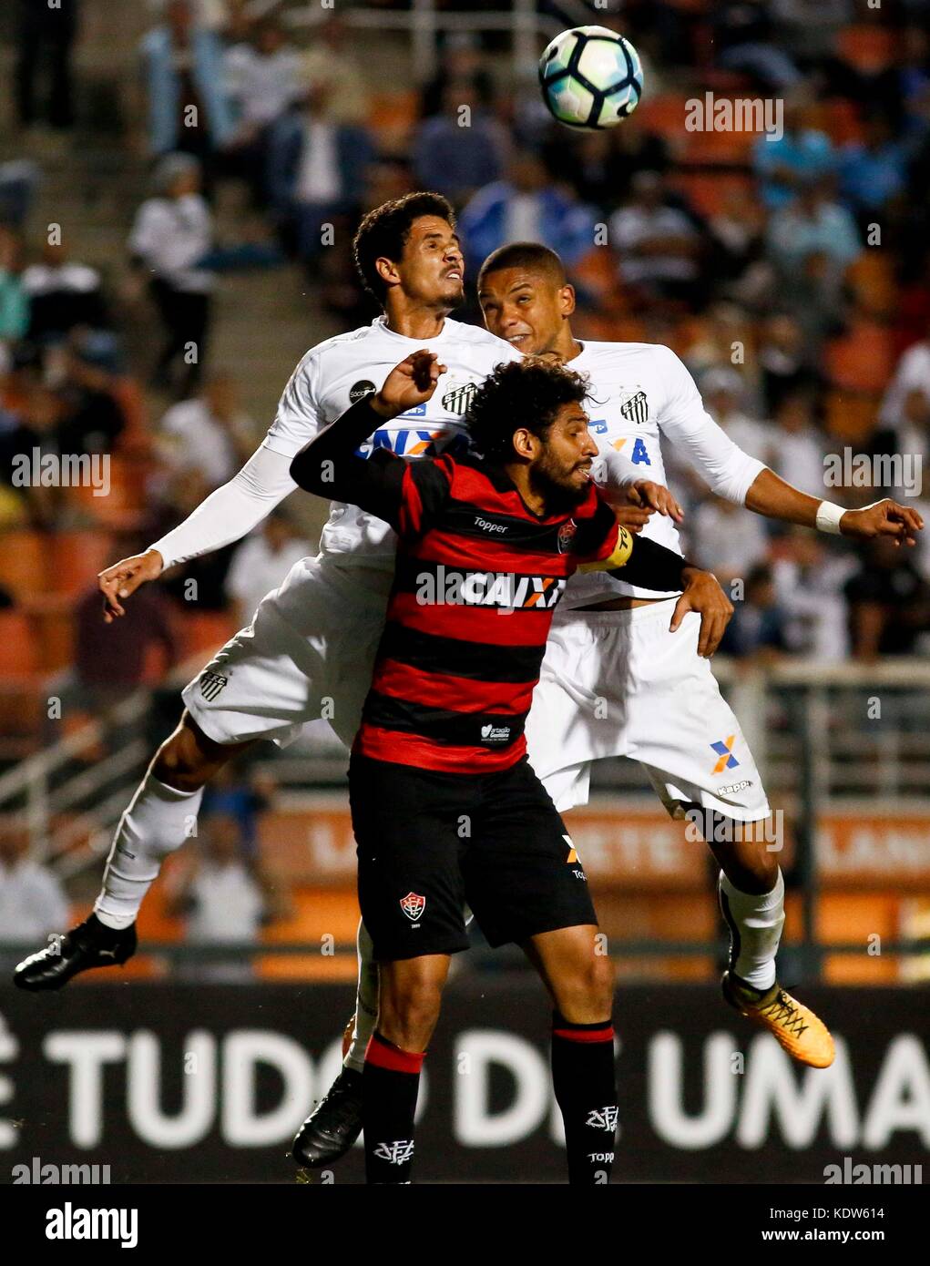 SÃO PAULO, SP - 16.10.2017: SANTOS X VIT'RIA - Lucas Veríssimo and ...