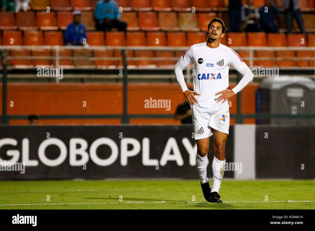 SÃO PAULO, SP - 16.10.2017: SANTOS X VIT'RIA - Lucas Veríssimo during ...