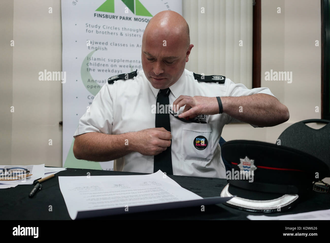 London, UK. 15th Oct, 2017. Islington police officer signing supports ...