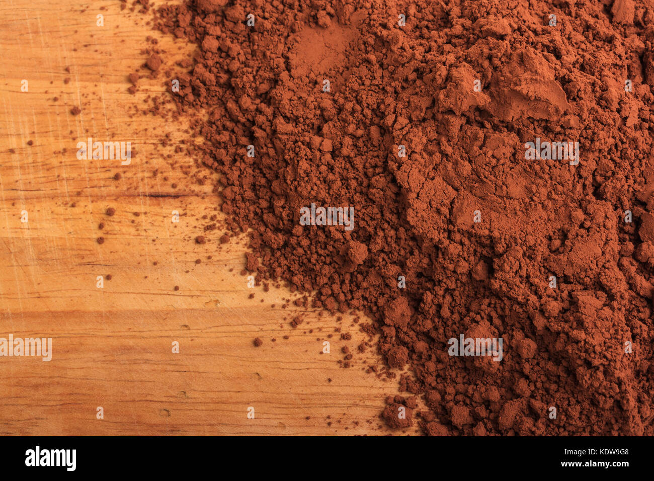 cocoa powder on wood background Stock Photo - Alamy