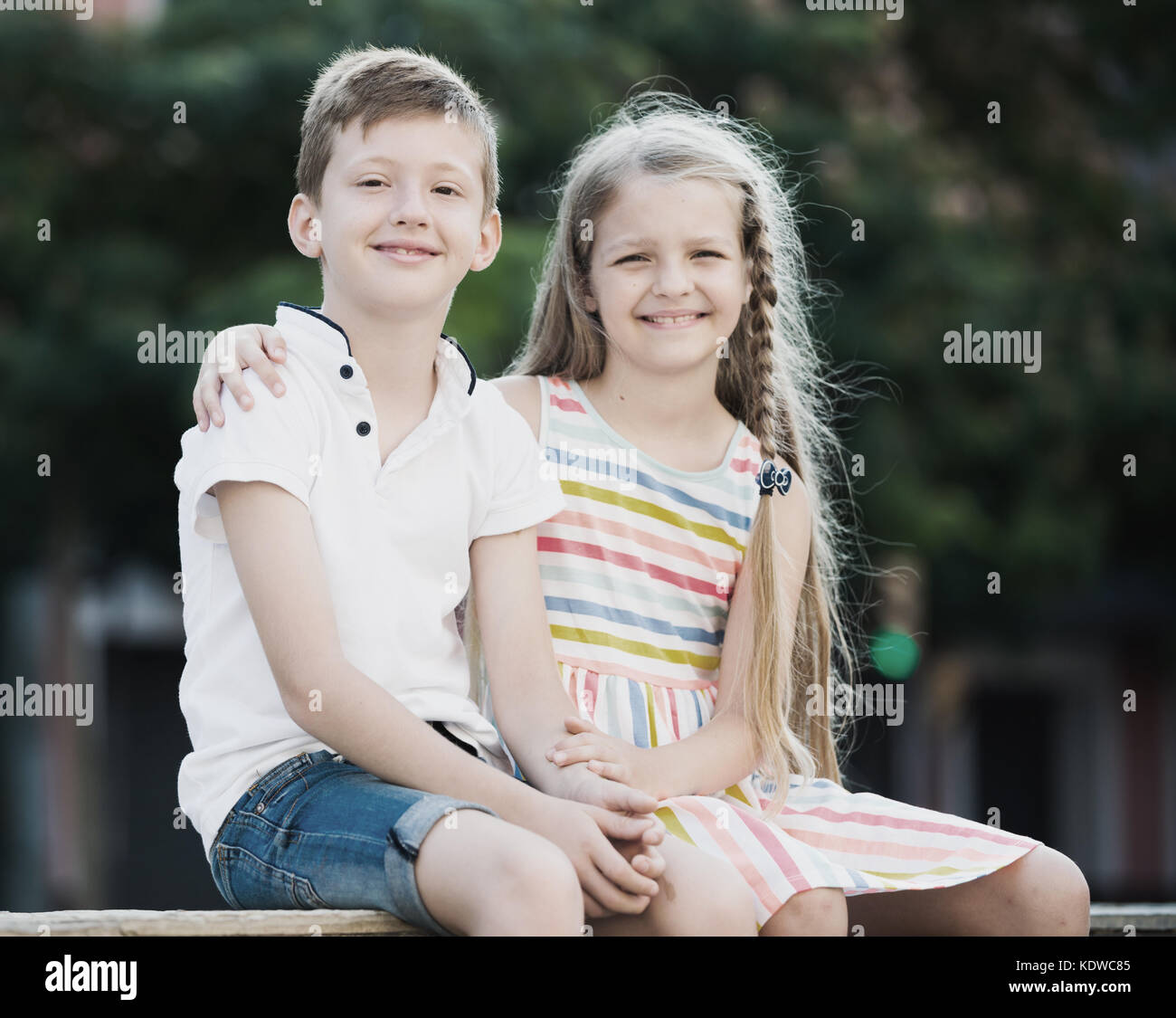 School kids friends hugging hi-res stock photography and images - Alamy