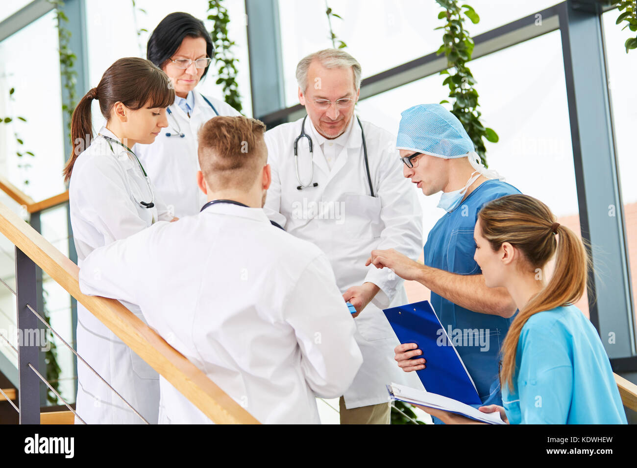 Surgery team of doctors planning in cooperation Stock Photo - Alamy