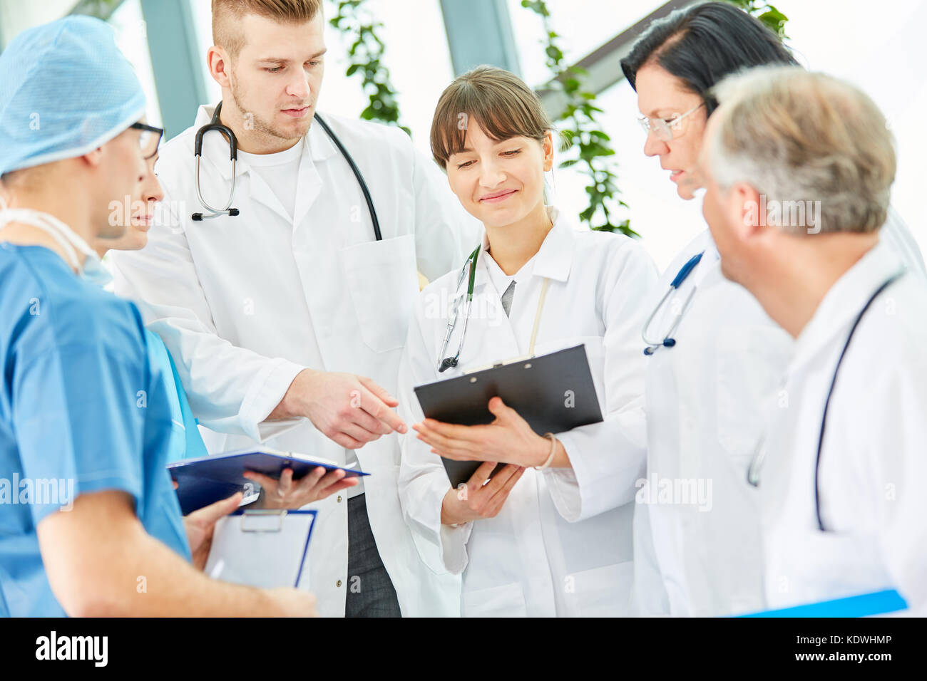 Young doctors or physicians in apprenticeship meeting Stock Photo - Alamy