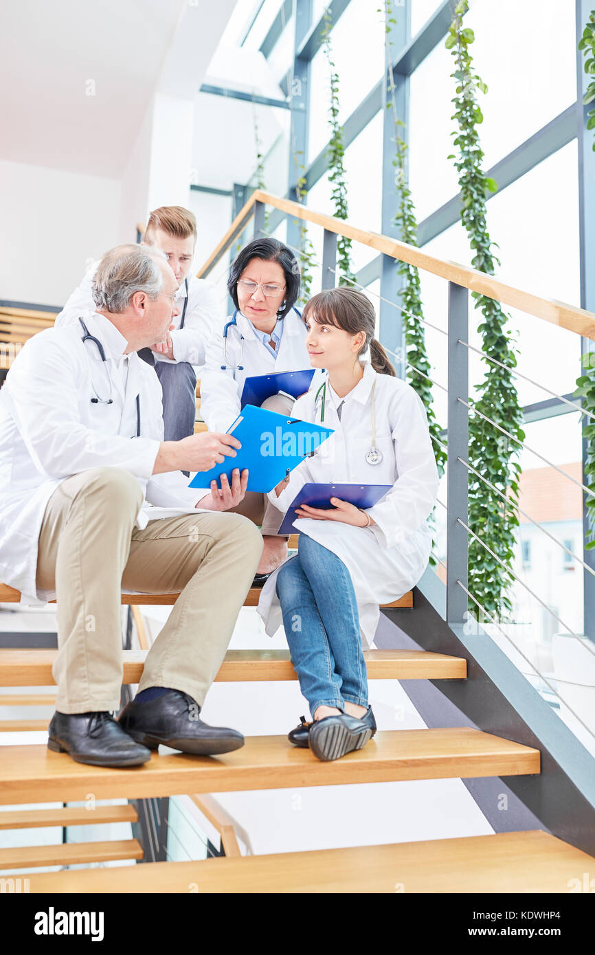 Group of doctors as team in medical school apprenticeship training ...