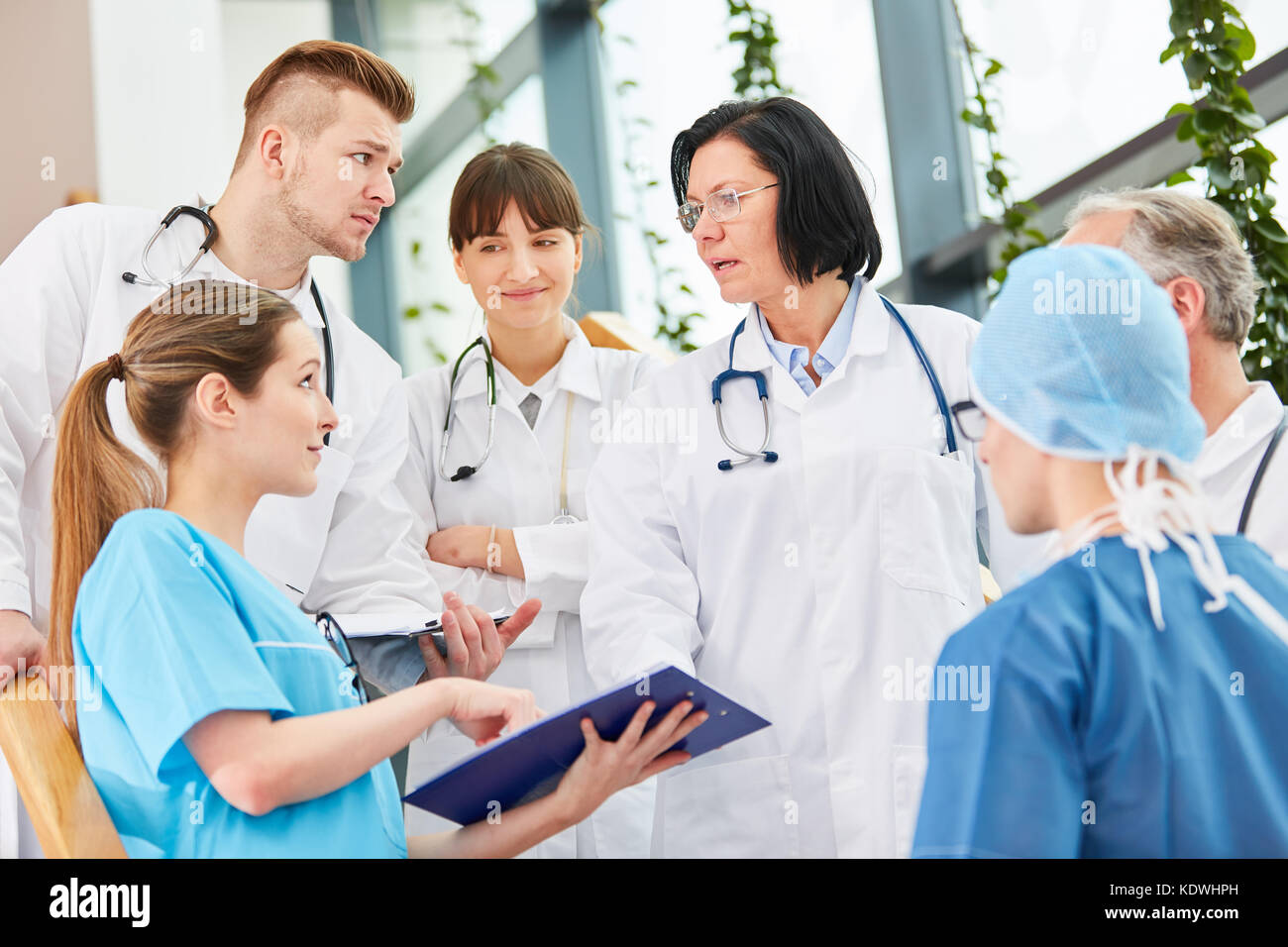 Doctors as a team with surgery chief executive planning Stock Photo - Alamy