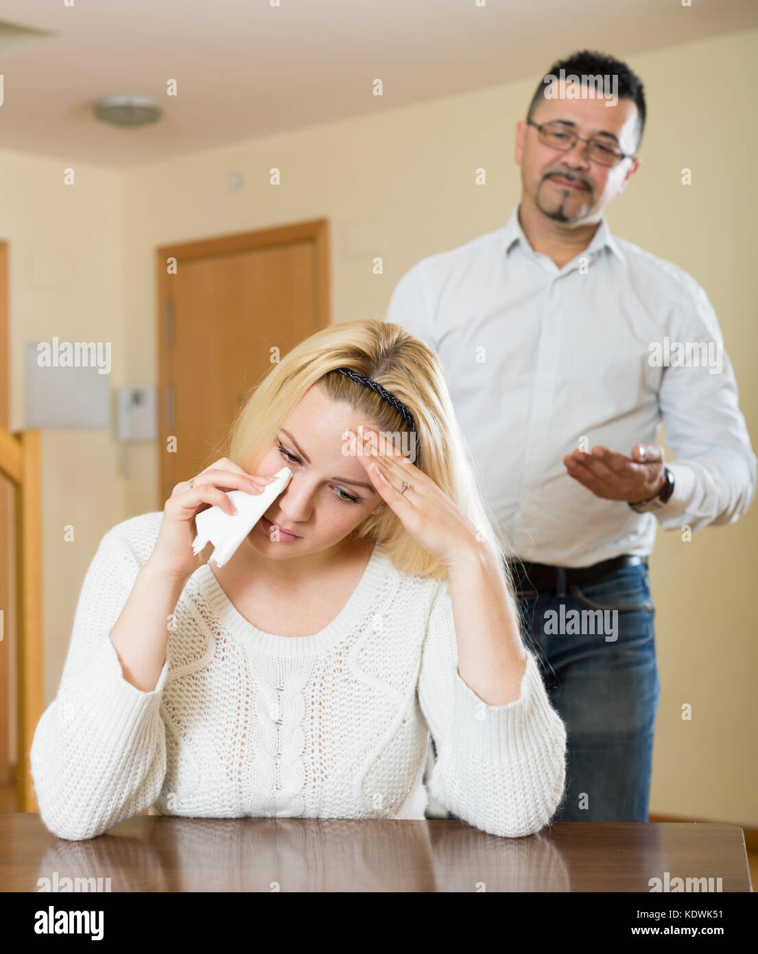 Woman cry 40 hi-res stock photography and images - Alamy