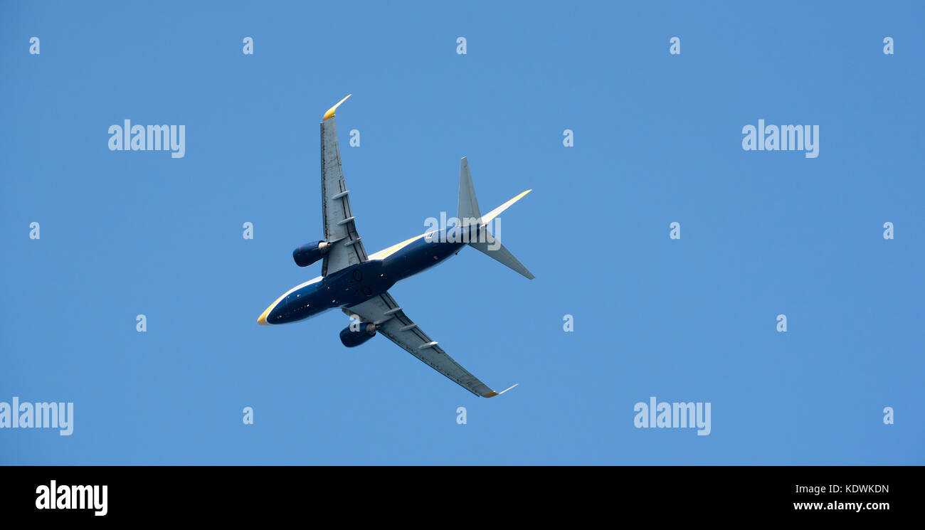 Twin engine jet airliner taking hi-res stock photography and images - Alamy