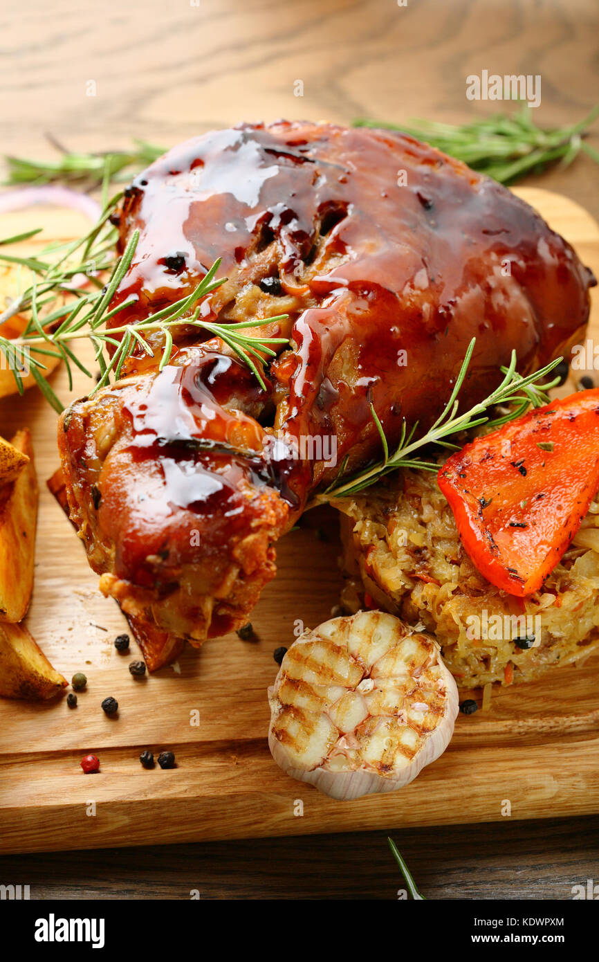Meat knuckle with garnish, food closeup Stock Photo - Alamy