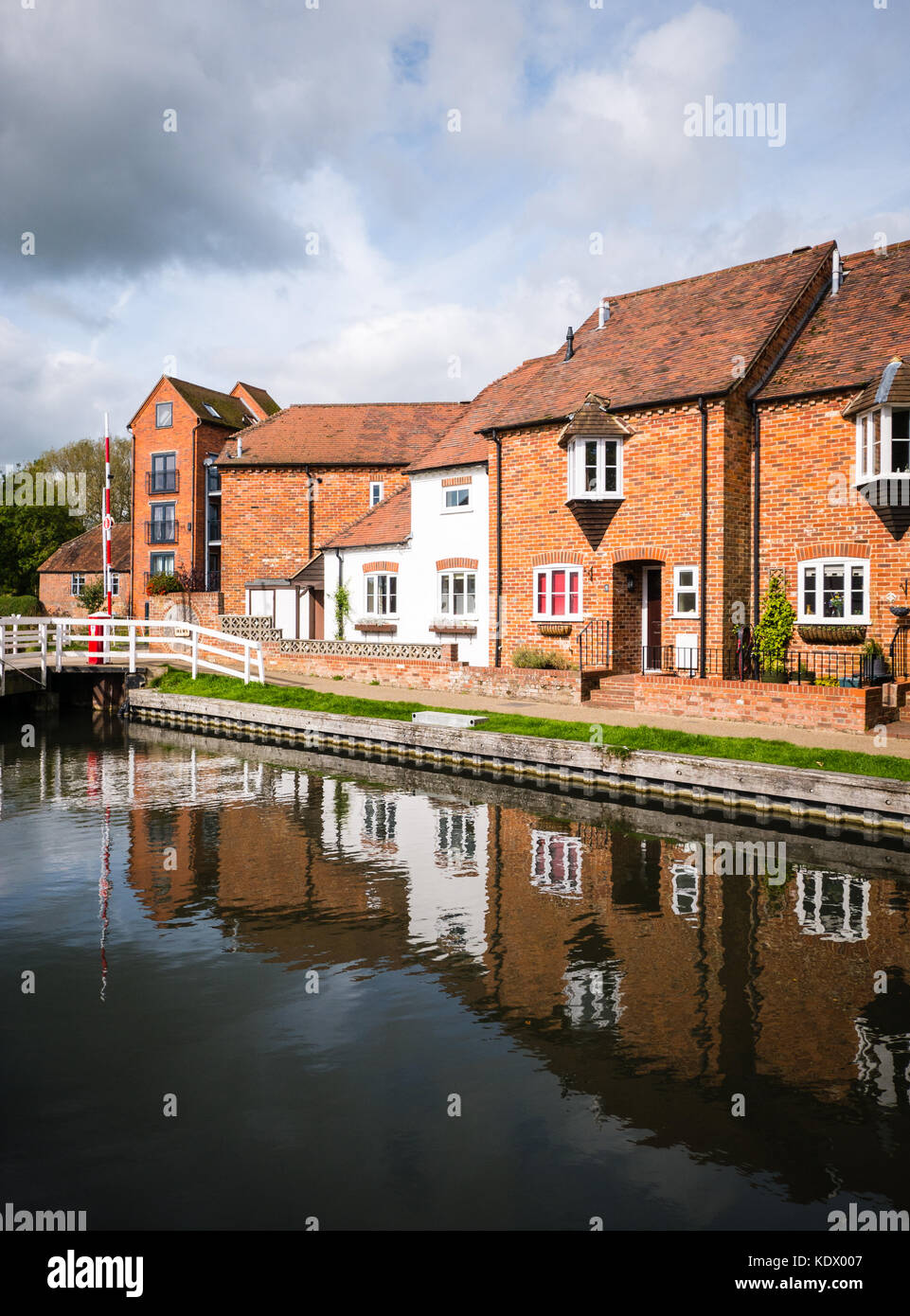 Riverside Housing, River Kennet, Newbury, Berkshire, England Stock ...