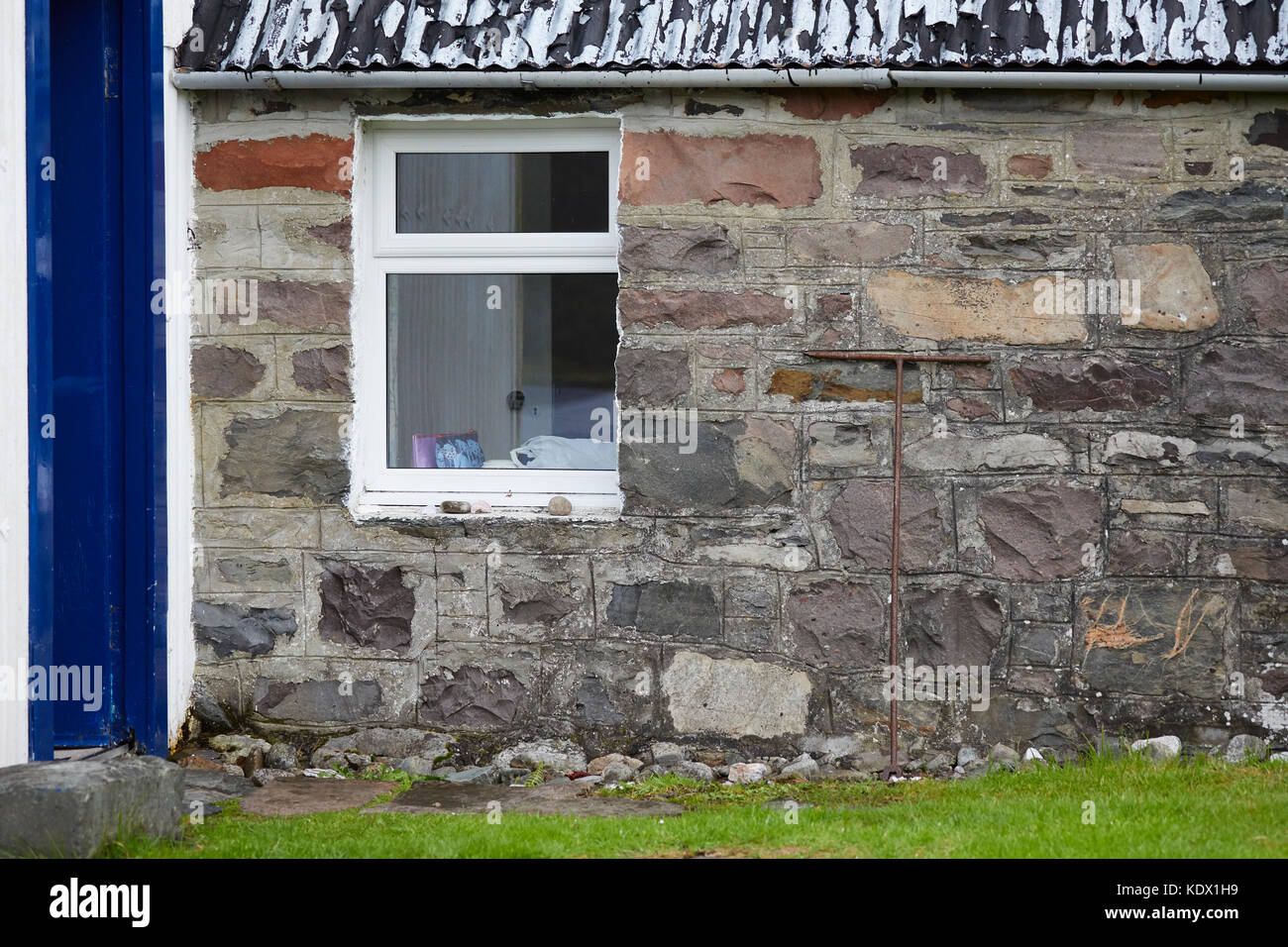Cottage stone wall detail hi-res stock photography and images - Alamy