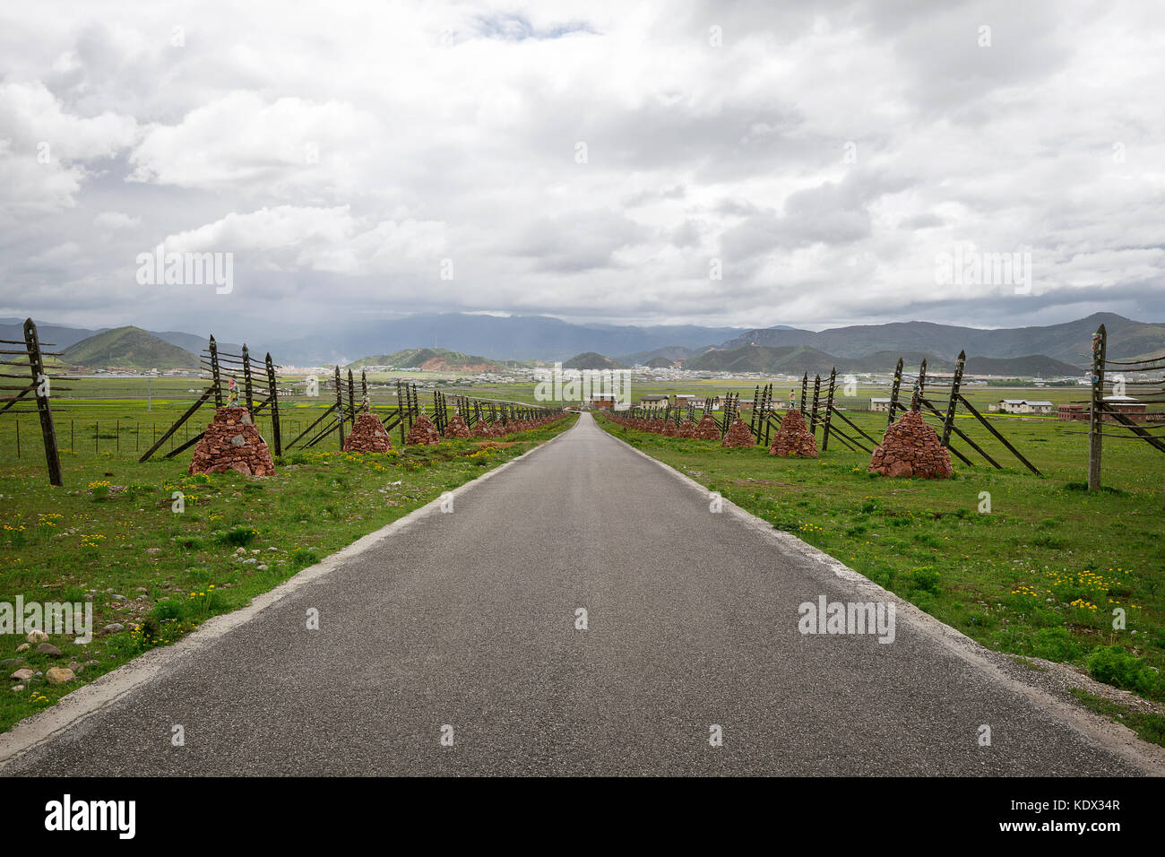 Highway in shangrila yunnan china Stock Photo - Alamy
