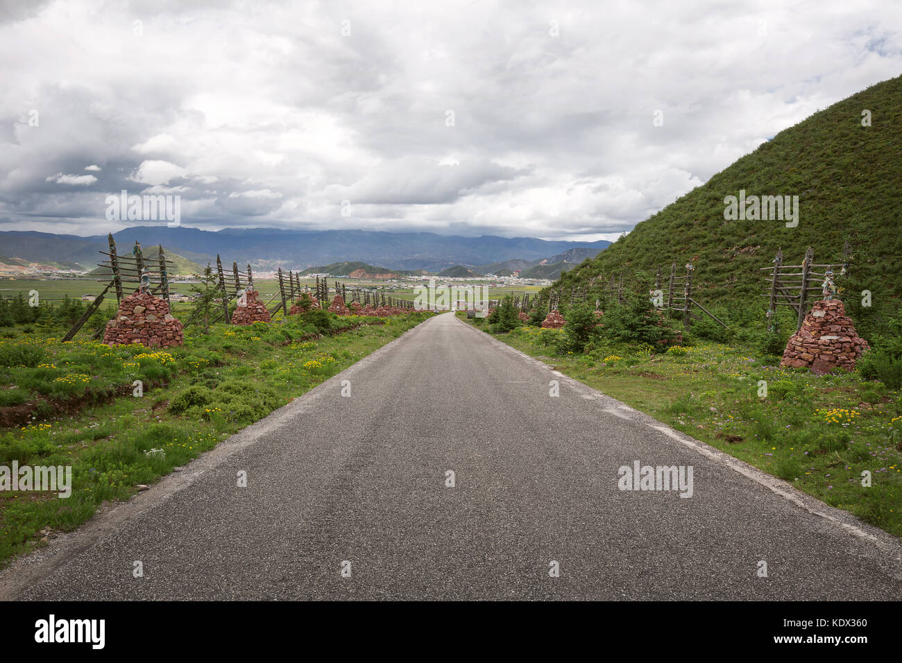 Highway in shangrila yunnan china Stock Photo - Alamy