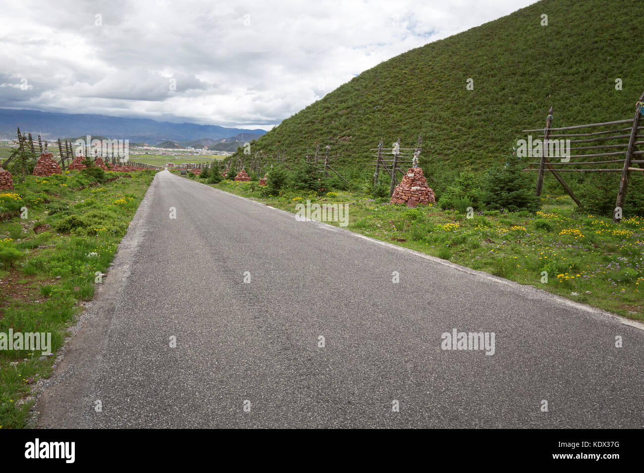 Highway in shangrila yunnan china Stock Photo - Alamy